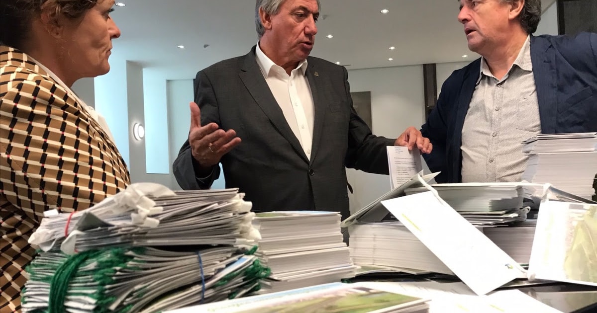 Vlaamse regering krijgt post uit... 2035: “Vakantiegroeten vanop ...