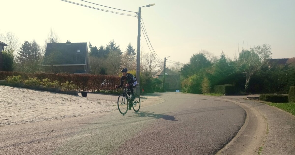 Wielertoerist Wim Claessens (41) rijdt de Sigarenberg 105 keer op en breekt daarmee het record ...