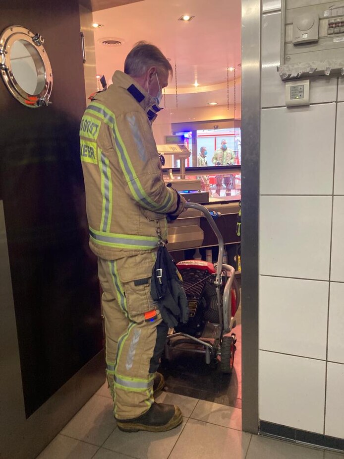 Brandweer ventileert Slagerij De Deyn na defect aan koeling | Erpe-Mere ...