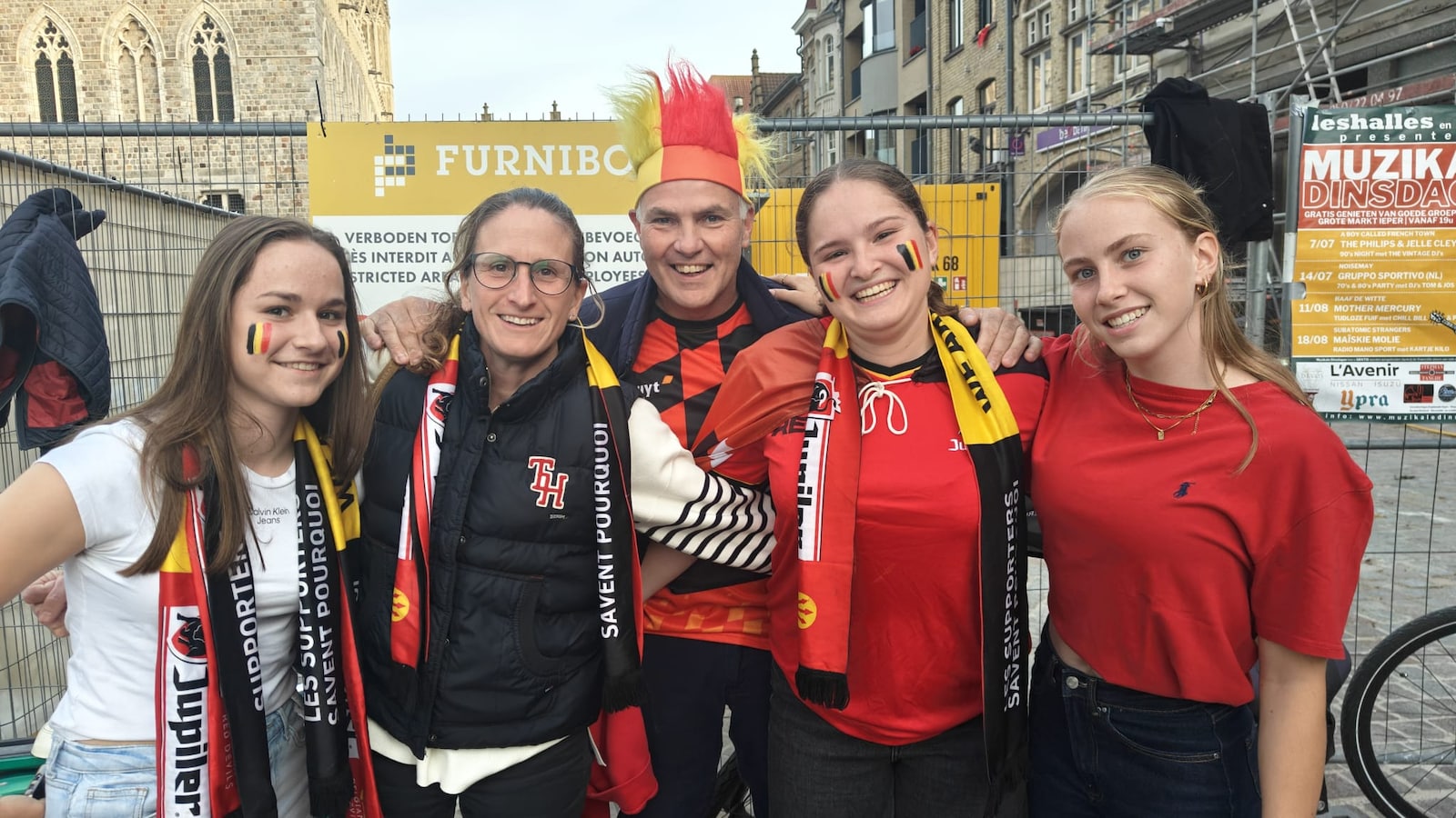 Supporters verzamelen in schaduw van Ieperse kathedraal voor Rode ...