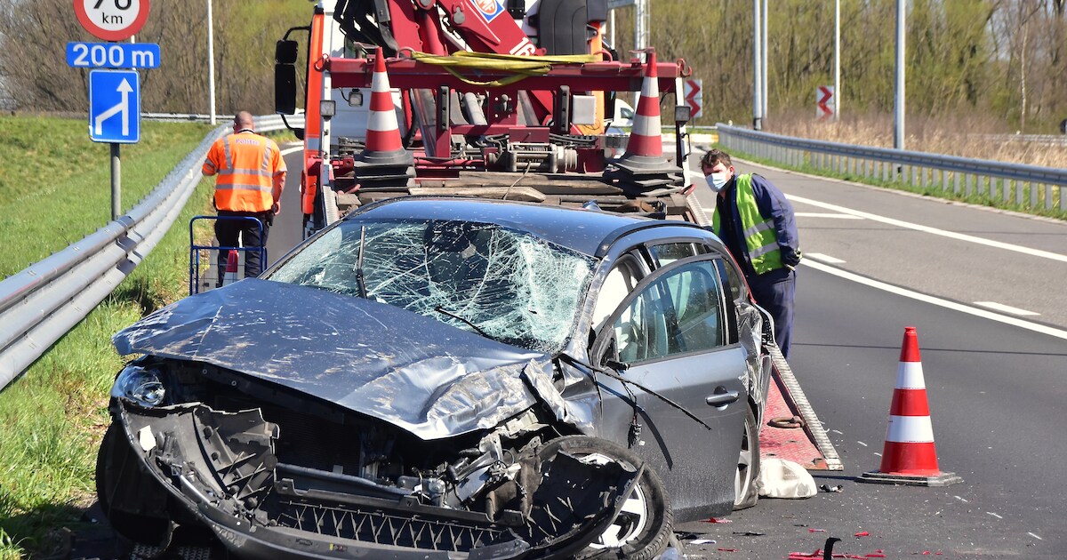 Auto gaat over de kop op afrit E17: bestuurder zwaargewond | Regio | HLN.be