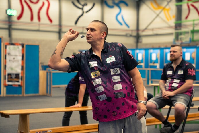 Darters Kevin en Marc gooien 61 uur aan een stuk pijltjes en hebben ...