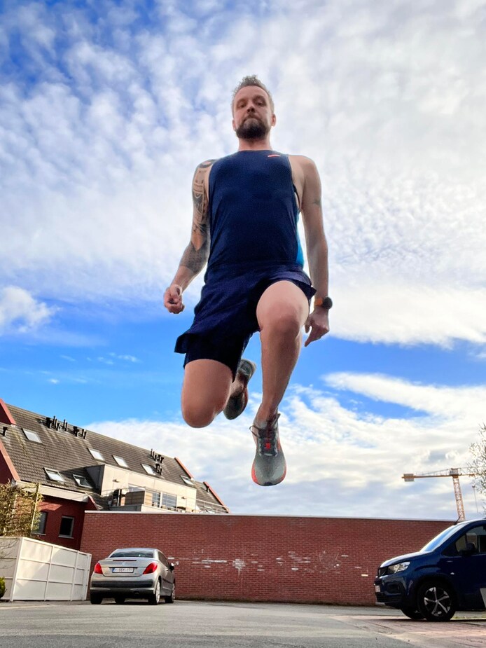 Waarom ‘banaan-man’ Ken (44) de benen uit zijn lijf loopt: “Als ...