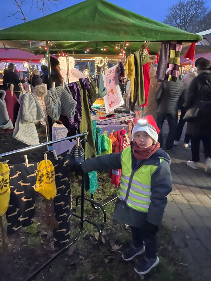 De Rozen biedt op wintermarkt tweedehands mutsen en sjalen aan | Lokeren | hln.be