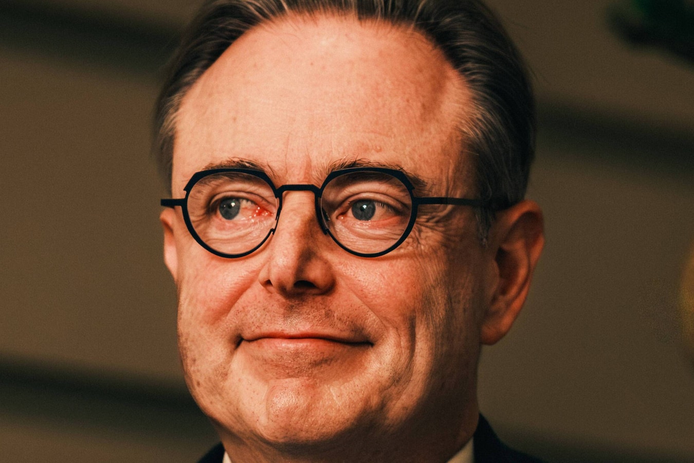 Waarom De Wever in 2026 vol aan de bak moet om zowel MR als Vooruit ...