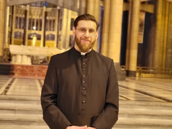 David (33) mag zich officieel priester noemen na ceremonie in basiliek ...