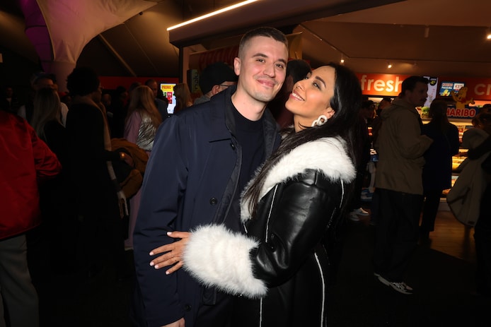 KIJK. “Maffiakostuum en blingbling leek me wel gepast”: premier De ...