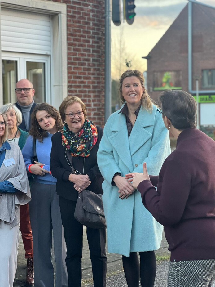 Minister Verlinden steekt handen uit de mouwen in sociale kruidenier ...