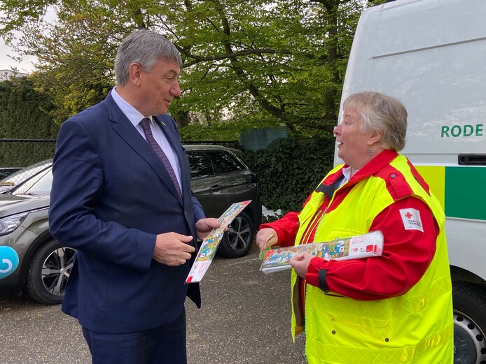 Rode Kruis verkoopt voortaan pleisters in plaats van stickers: Jan ...