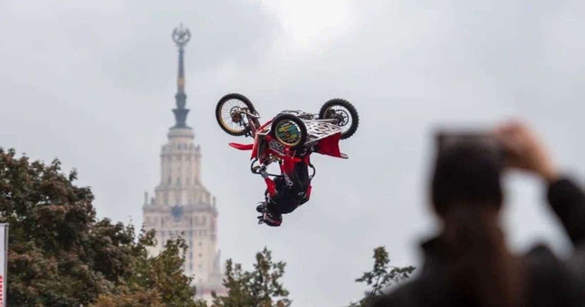 KIJK. Waaghalzen Jason (35) en Birgen (39) herhalen wereldstunt met ...