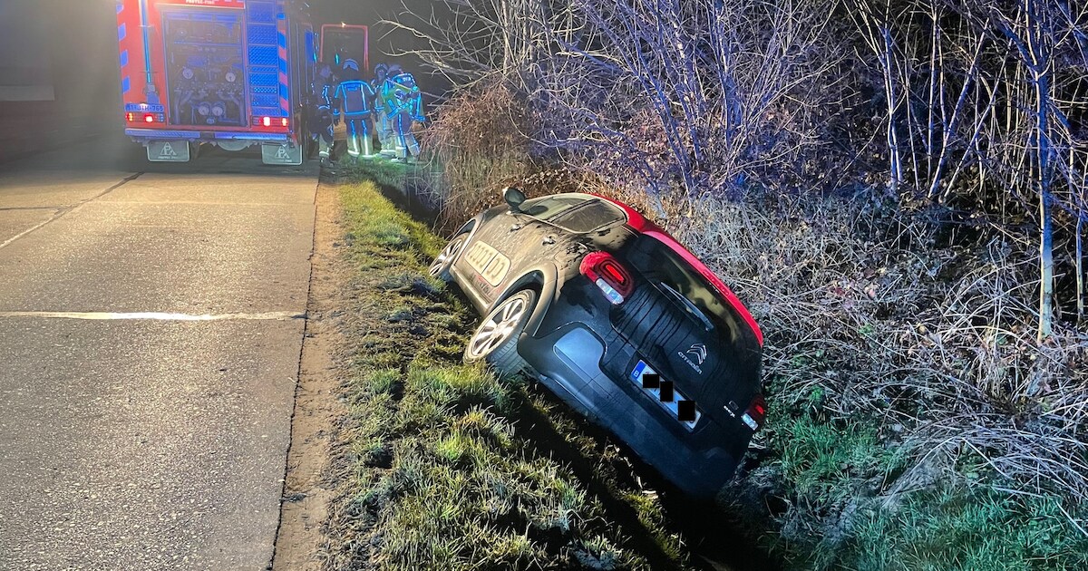 Verstrooid koppel belandt met auto in de gracht in Ardooie | Ardooie ...