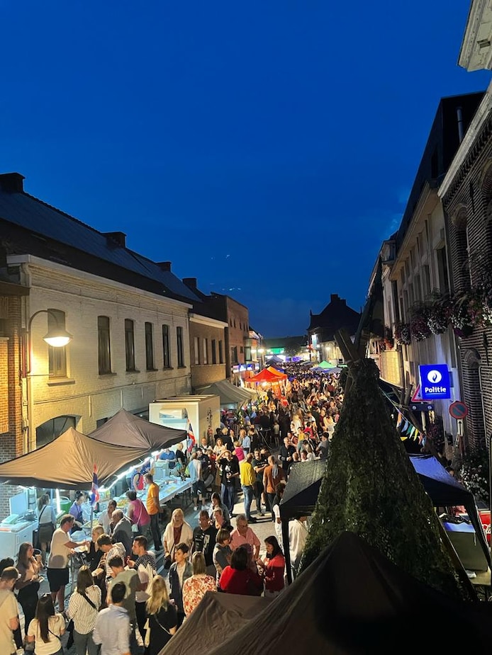 Duizenden bezoekers proeven van hapjes en tapjes in Nevele: “De mooiste ...