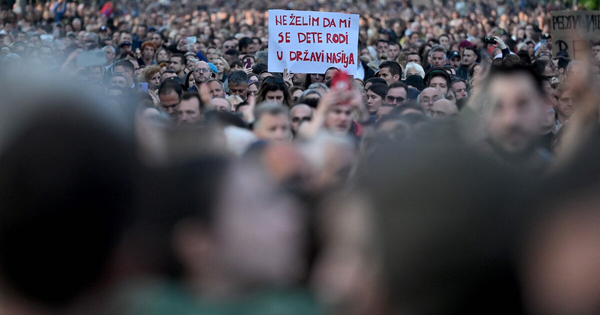 Serviërs massaal de straat op uit protest tegen geweld na massamoorden ...