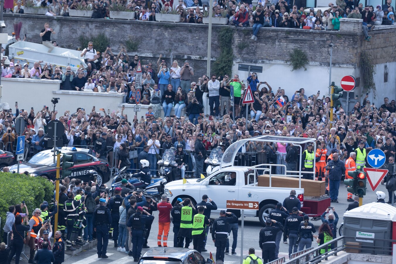 Hoe de begrafenis van de paus eigenlijk één grote Trump-show werd ...
