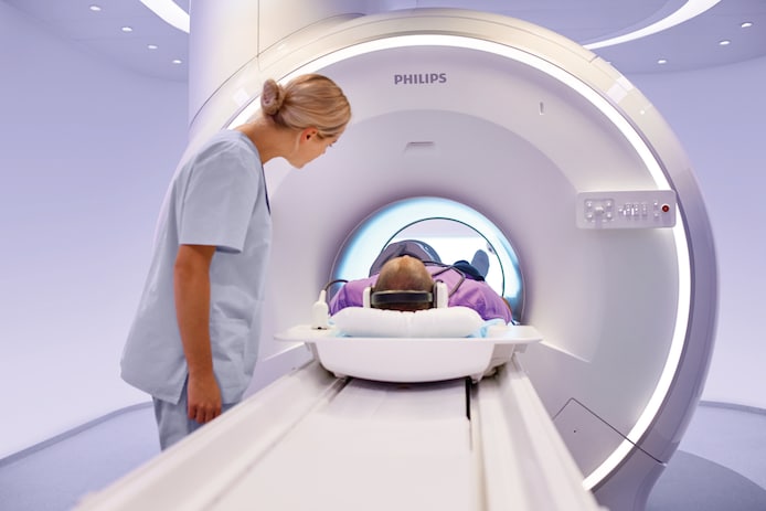 MRI-scanner van 6 ton wordt geleverd door raam van ZNA Cadix ...