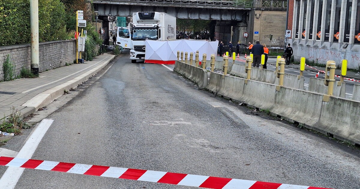 Man sterft onder vrachtwagen in Kuregem: “Een taxi toeterde nog ...
