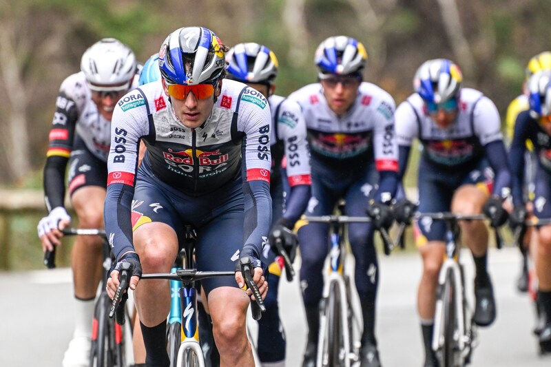 Storer laat medevluchters achter zich en wint onthoofde koninginnenrit ...