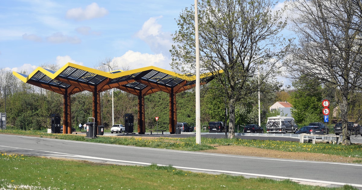 Spitsstrook versperd op E40 richting Leuven ter hoogte van Parking ...