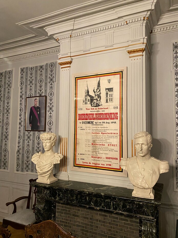 Boerenkrijgaffiche uit 1948 krijgt permanente plaats in raadzaal oud ...