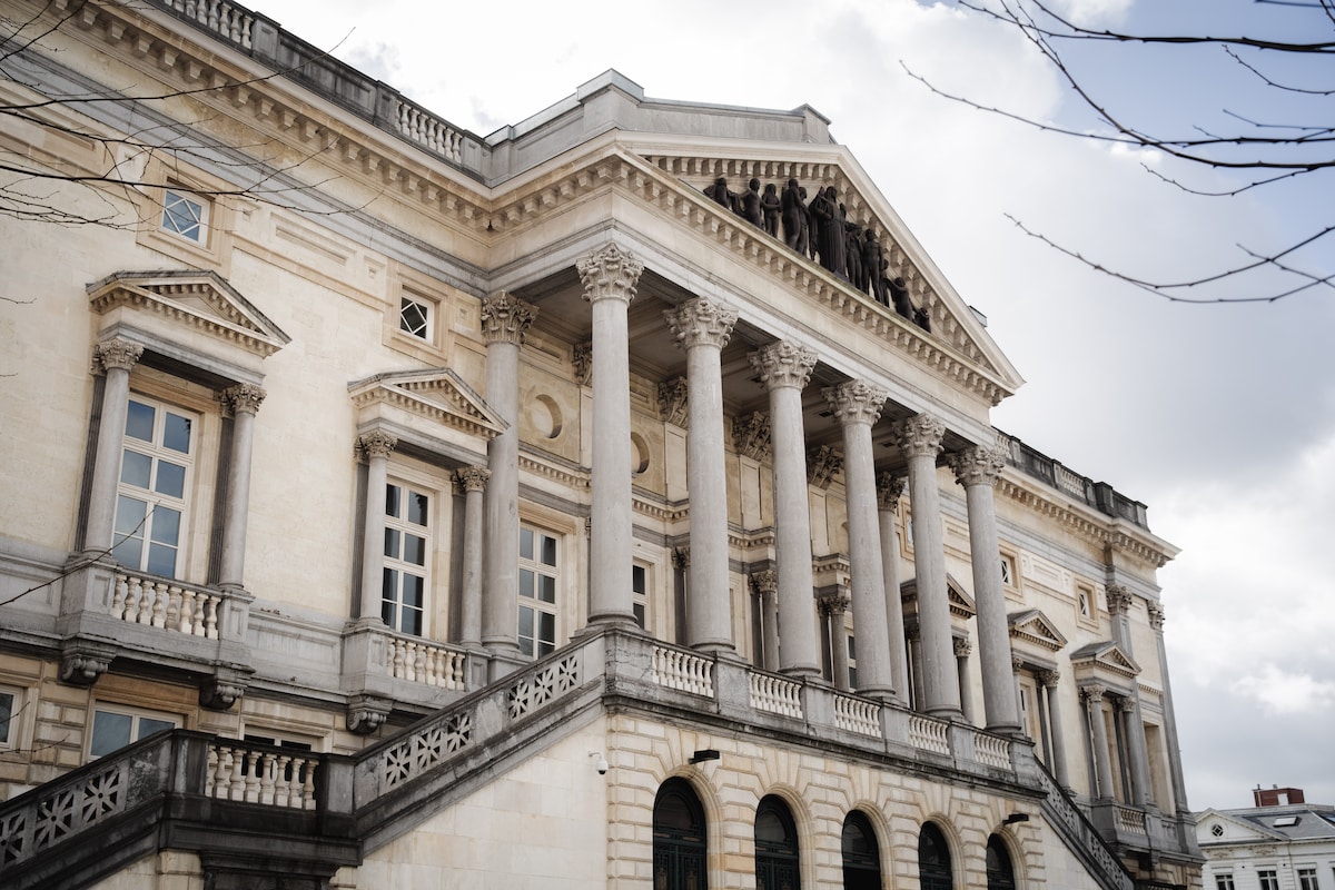 Lichtte vrouw dame op die haar onder haar vleugels nam na relatiebreuk ...