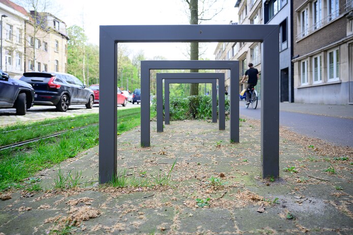 Gekibbel over nieuwe fietsparkeerplekken in Borgerhout: “Het anti ...
