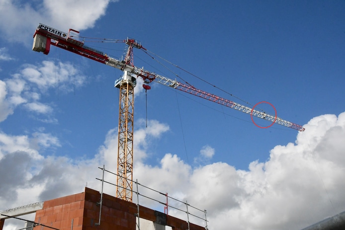 Wanhopige vader verschanst zich al week in torenkraan: “Ik wil mijn ...