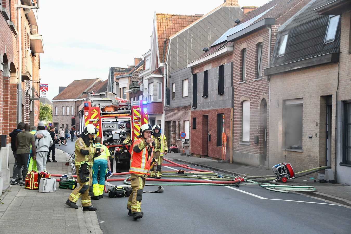 Help eerst mijn papa’, riep ze”: Tibot (26) redt buurmeisje op bovenverdieping tijdens brand in ...
