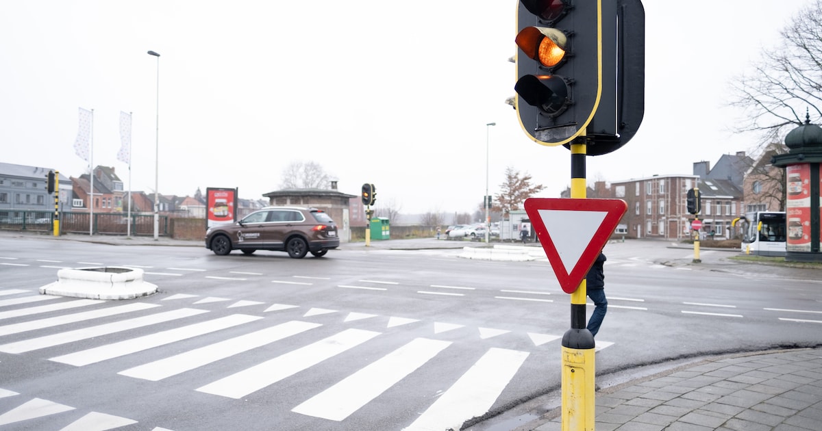 Verkeerslichten aan Veemarkt vanaf maandag weer in werking | Regio | HLN.be