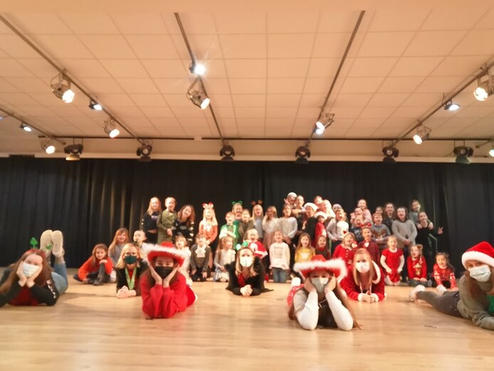 Dolilé knutselt tijdens kerstworkshop werkjes voor woonzorgcentra ...