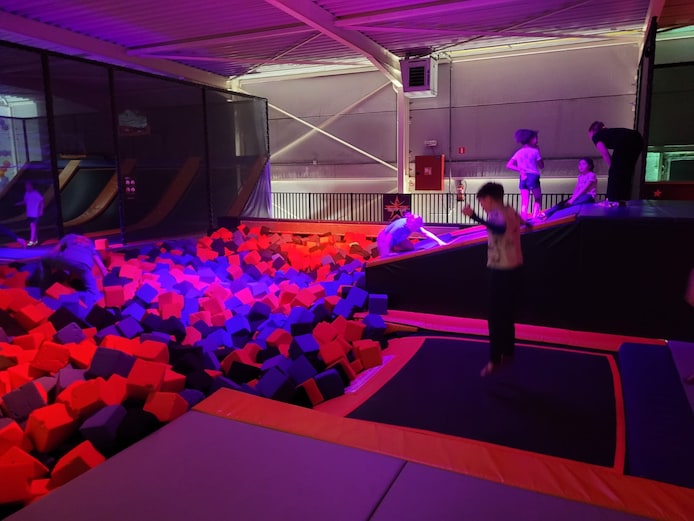 Honderd kinderen overnachten in trampolinepark SuperJump voor goed doel ...
