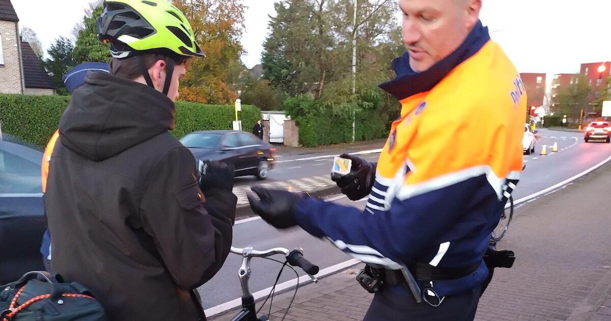 12 van de 150 gecontroleerde fietsers zijn niet in orde met ...