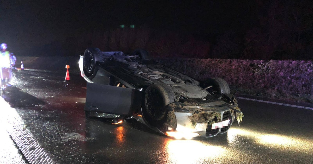 Tijdens hevige hagelbui: auto belandt op zijn dak op A19 in Beselare ...