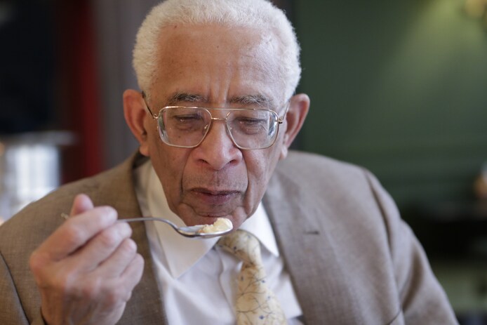 Mijnheer Boumann (79) eet al 60 jaar elke dag op restaurant: “Zelf ...