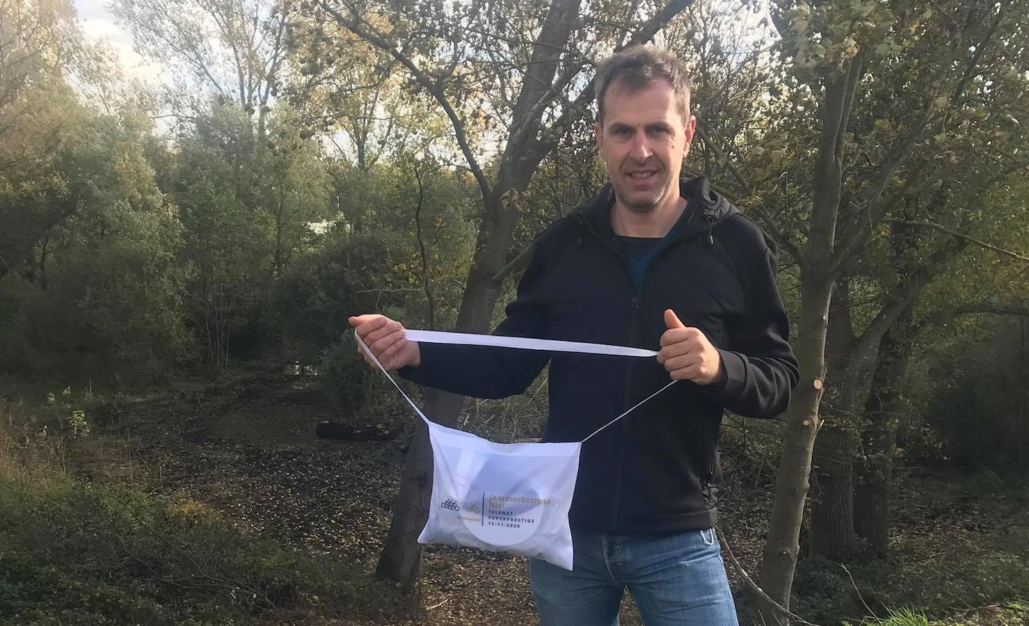 Ex-veldritkampioen Erwin Vervecken pronkt met Nielse koersmusette ...