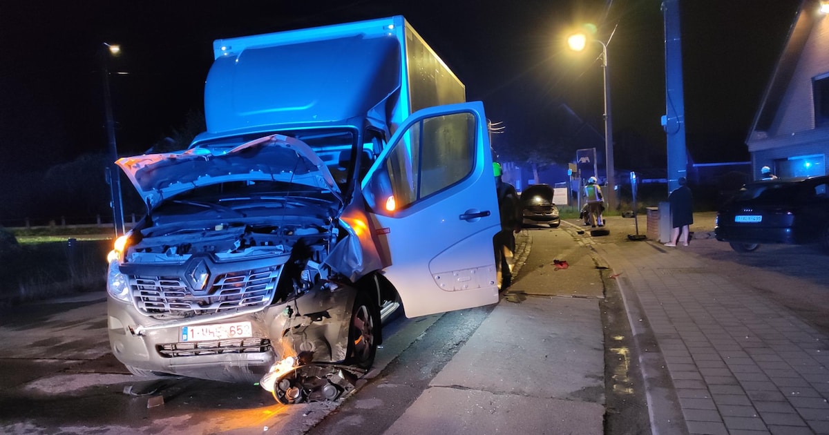 Drie lichtgewonden bij klap tussen en bestelwagen | Anzegem | HLN.be