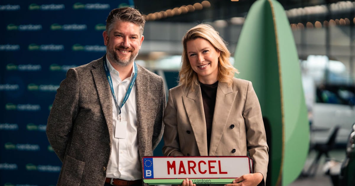 Burgemeester Els van Doesburg bezoekt vernieuwd Cardoen-filiaal in ...