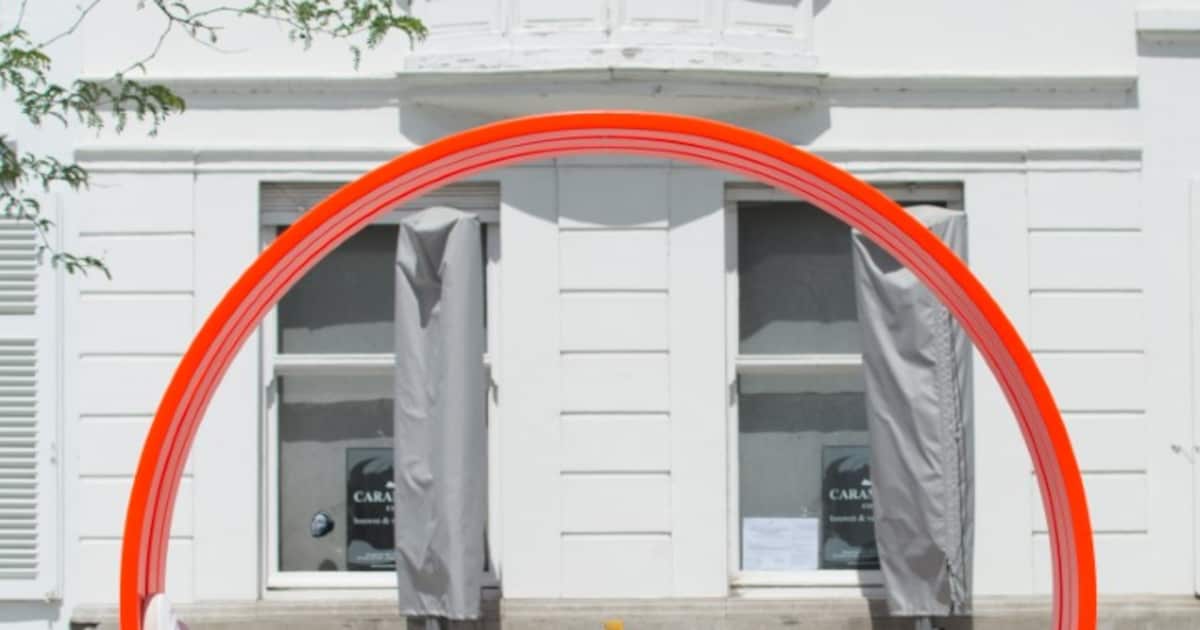 Publiekstrekker oranje bank na restauratie terug op verlaagde ...