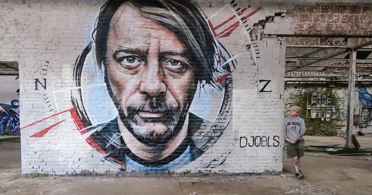 Graffittikunstenares Djoels heeft metershoog portret van Wim Willaert ...