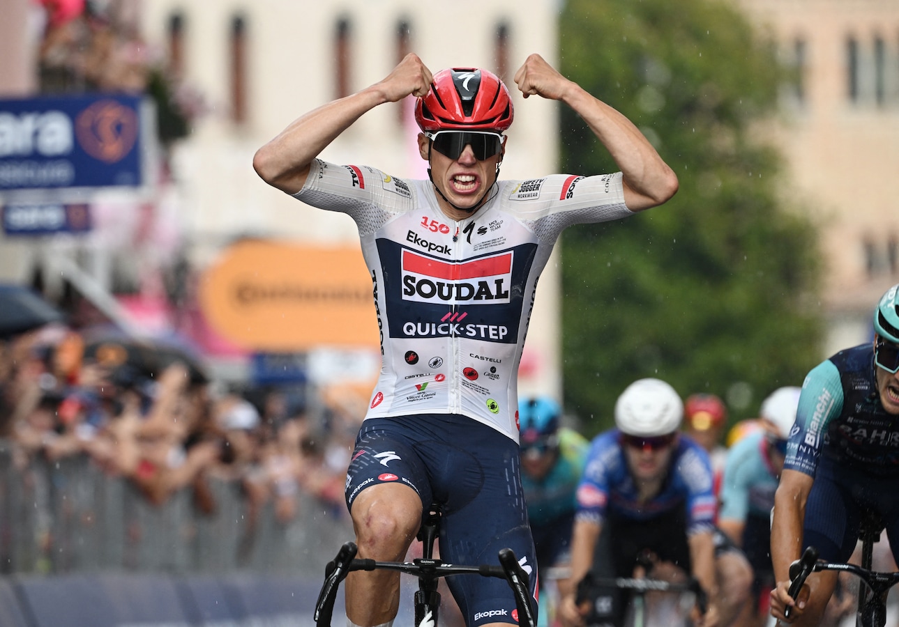 Met dank aan geweldige lead-out van Jasper Stuyven: Paul Magnier pakt ...