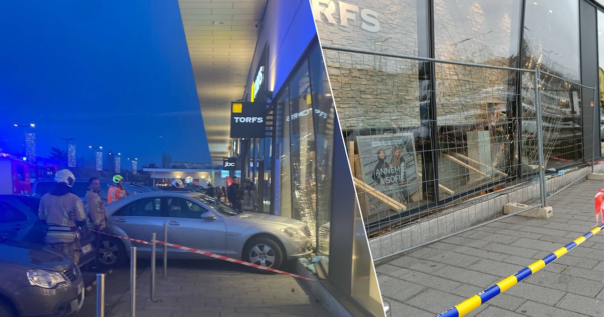 Oudere man vergist zich van pedaal en rijdt Torfs-winkel binnen in ...