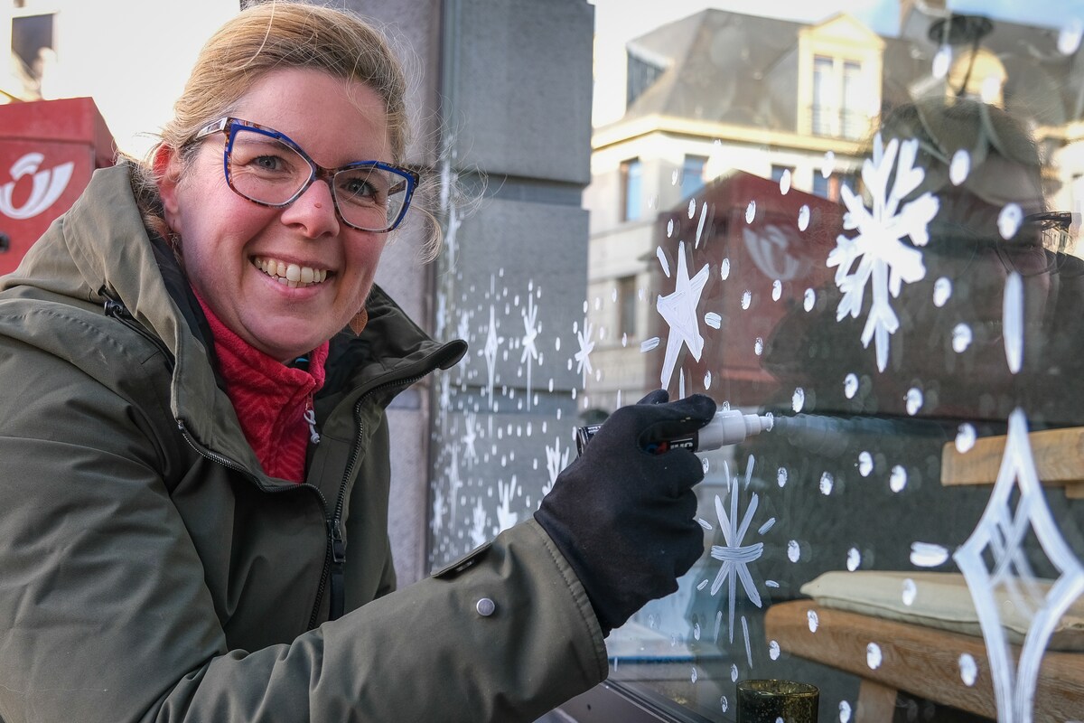 Illustrator De Witte Wasko brengt feestelijke kunst naar de winkels van ...