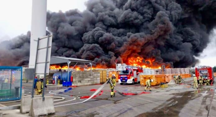 Vlammenzee bij Indaver in Willebroek is na ruim 15 uur geblust: “Woning ...