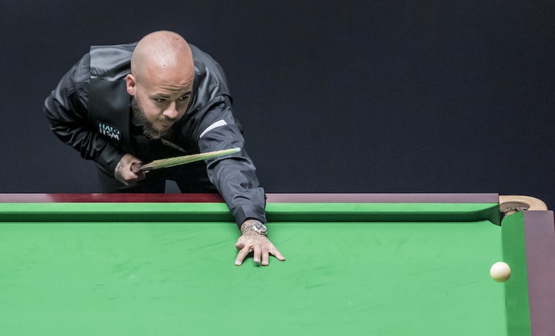 Luca Brecel overleeft thriller tegen Chang en bereikt laatste voorronde ...