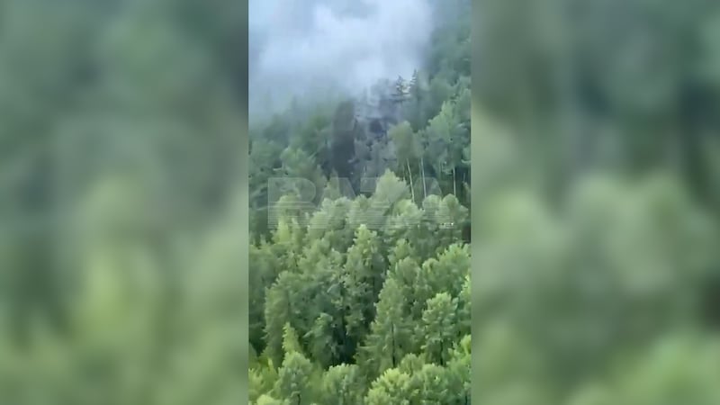 Beelden tonen rokende wrakstukken van Russisch passagiersvliegtuig met ...