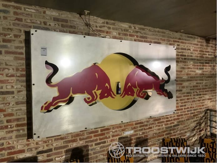 Danskooi, unieke barmeubels, lichtreclame en een condoomautomaat ...