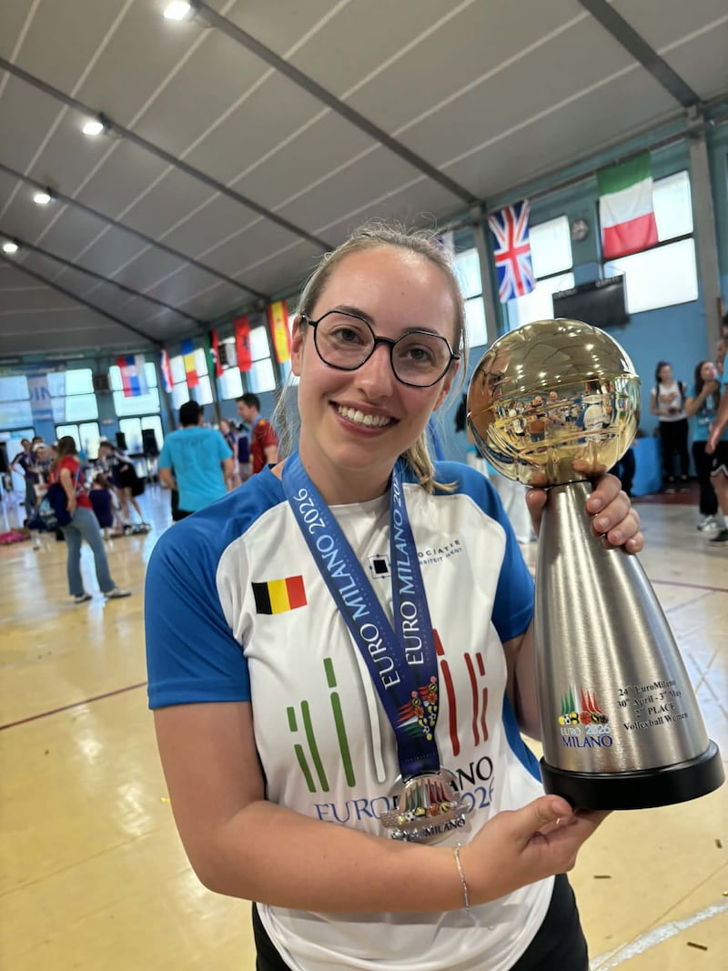 Yara (20) uit Diksmuide scoort zilver op Europees volleybaltoernooi in ...