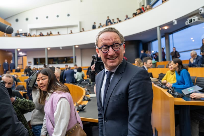 Bouchez over 40.000 euro senaatsloon en beperkte aanwezigheid: “Wat had ...