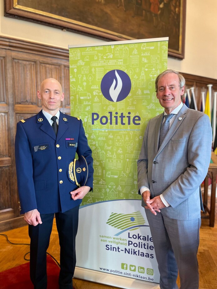 Jo De Geest legt eed af als nieuwe korpschef van lokale politie Sint-Niklaas: “Dienstbaar waar ...