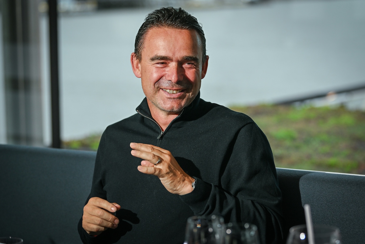 Marc Overmars bevestigt dat Ajax hem benaderd heeft om terug te keren ...