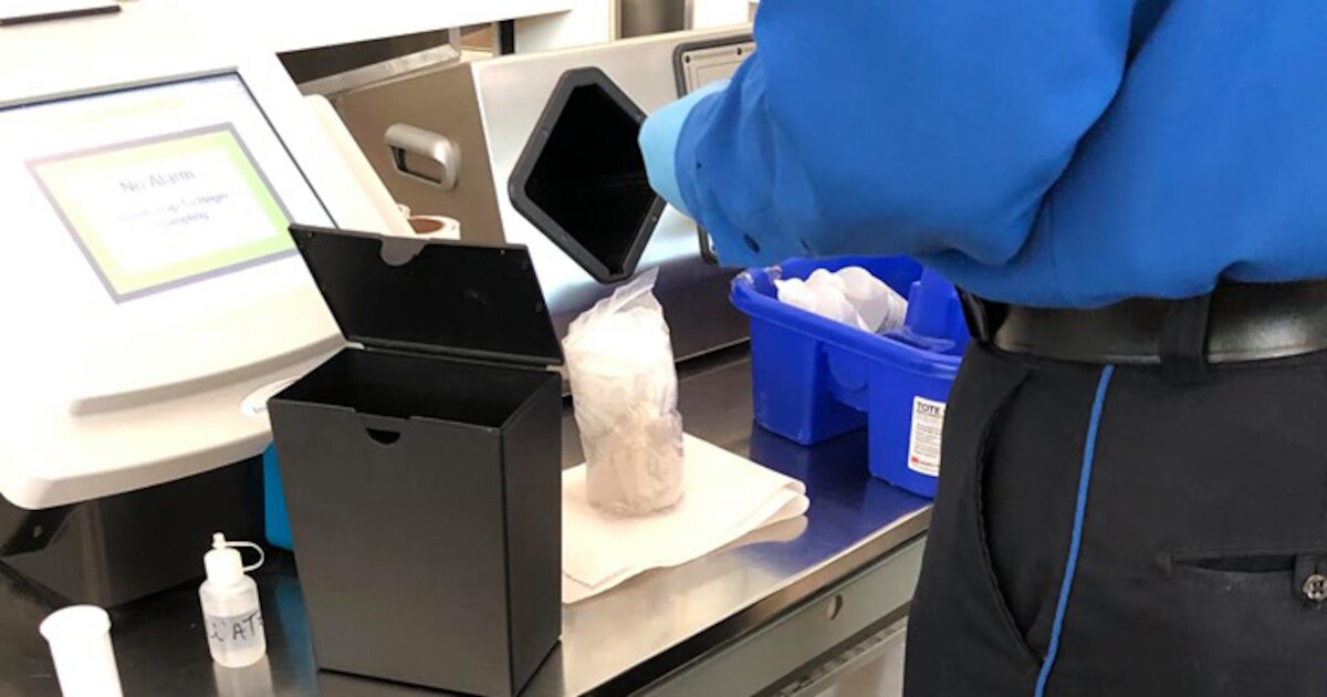 Reiziger furieus nadat veiligheidspersoneel op luchthaven urne ...